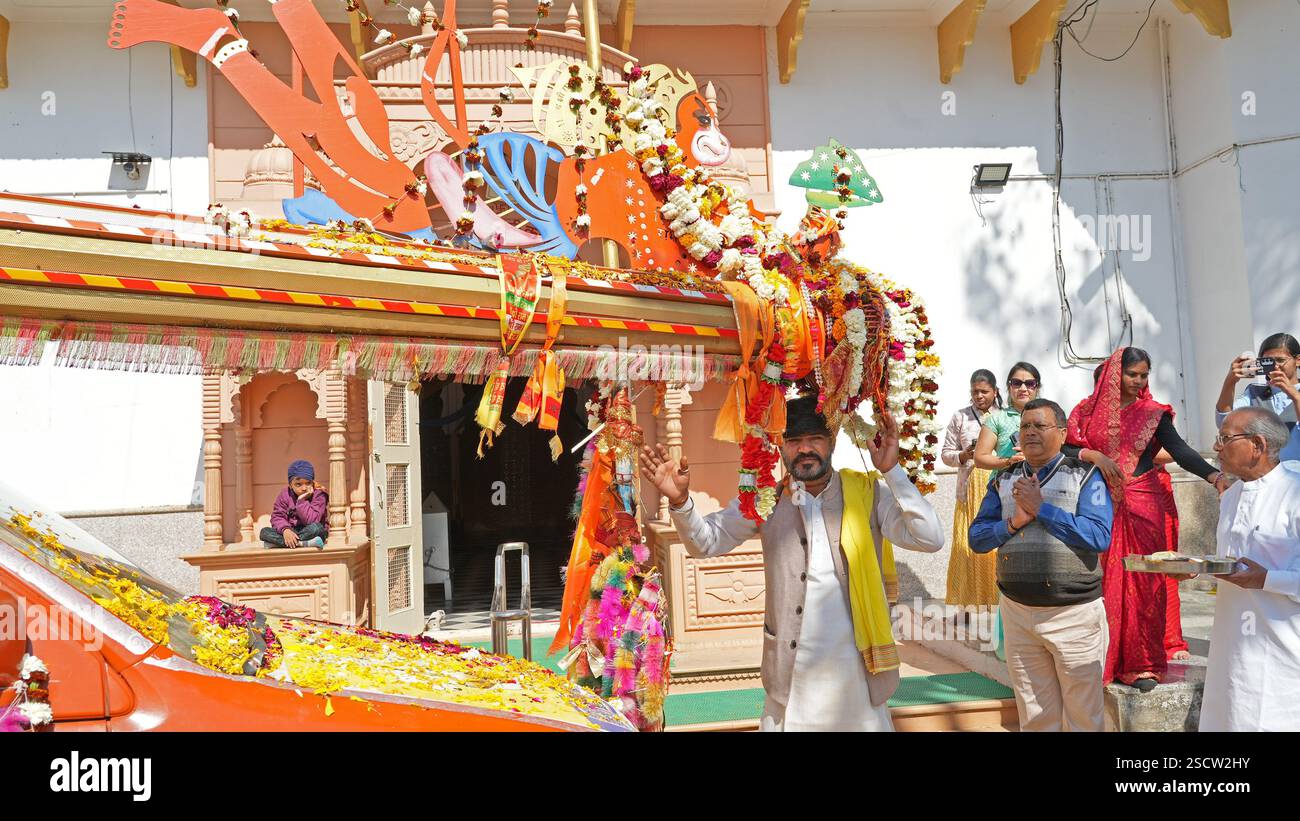 Hindu pilgrims in ayodhya hi-res stock photography and images - Alamy