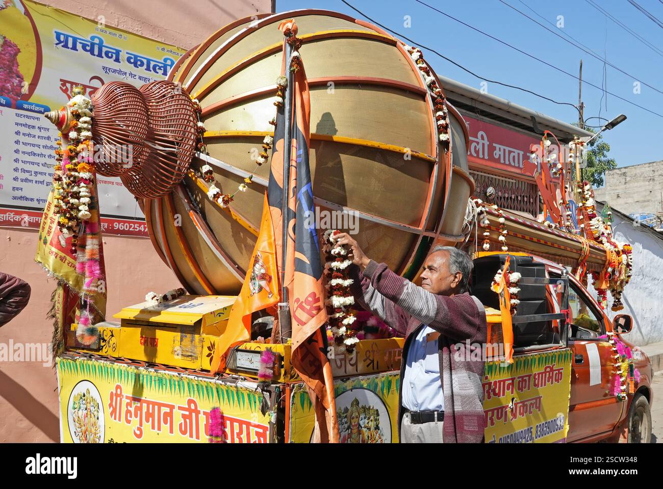 5 tall mandir hi-res stock photography and images - Alamy