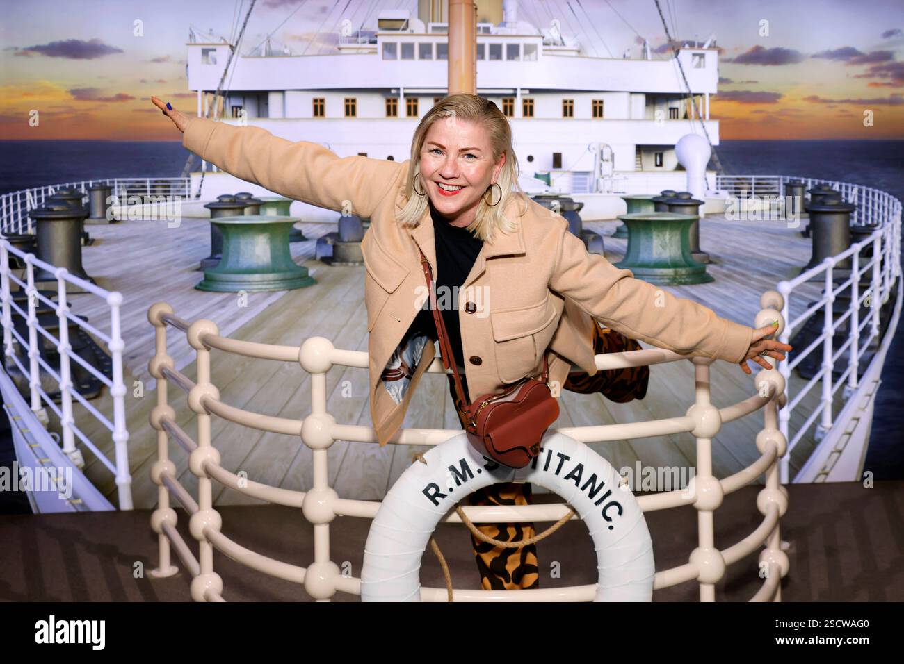 Moderatorin Aleksandra Bechtel bei der Eröffnung der Ausstellung ...