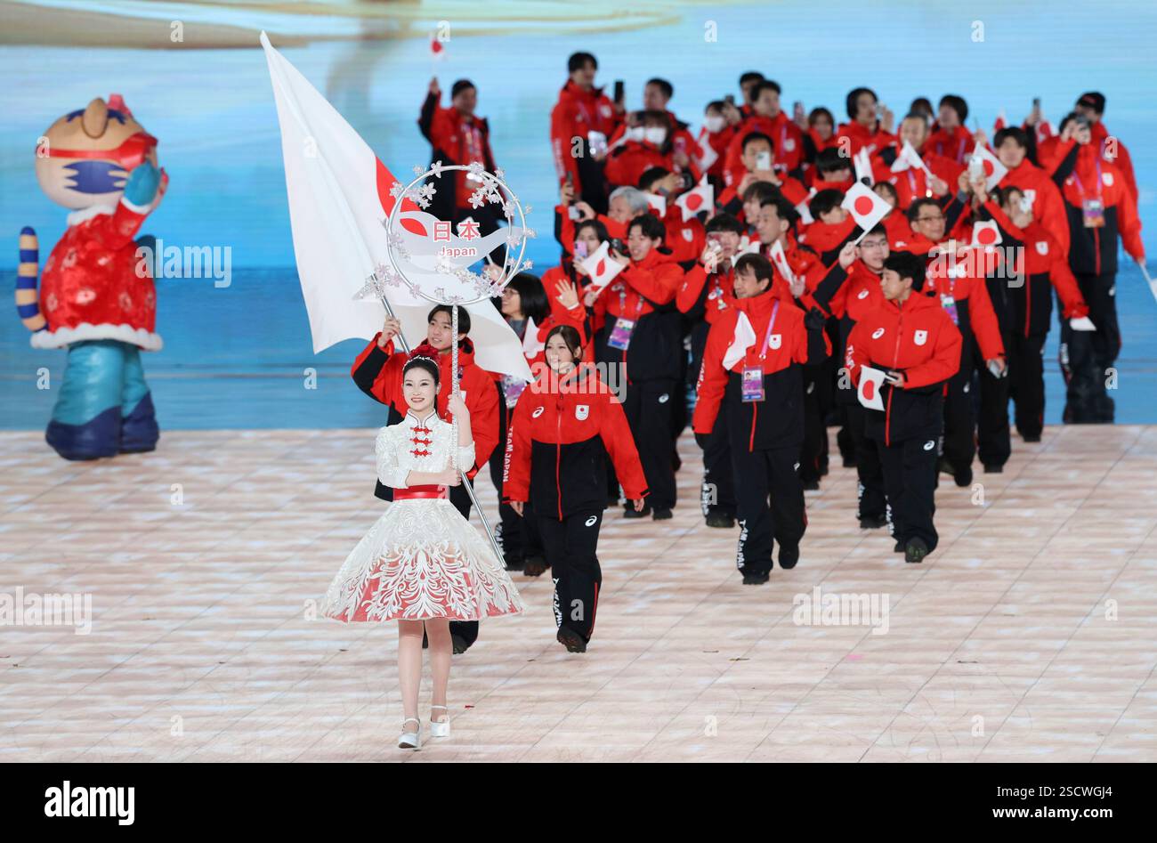 (250207) -- HARBIN, Feb. 7, 2025 (Xinhua) -- Delegation of Japan parade ...