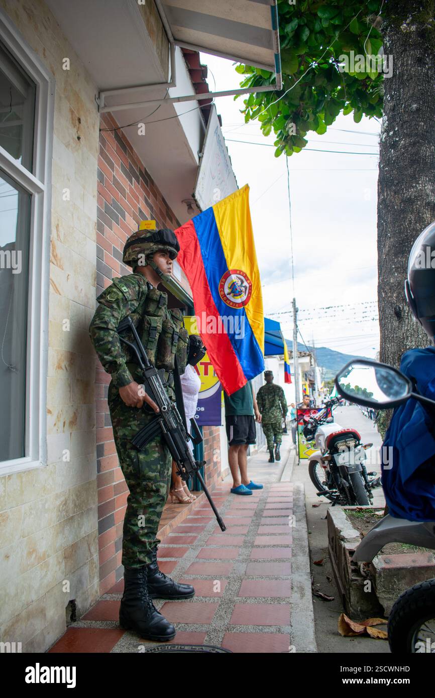 Colombian army patrolling the streets, military forces on urban patrol ...
