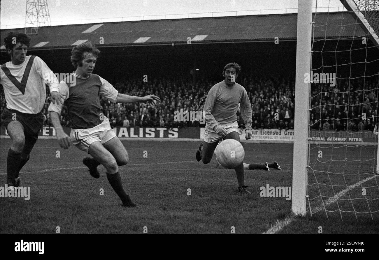 Hibs have paid tribute to former goalkeeper Gordon Marshall after his ...