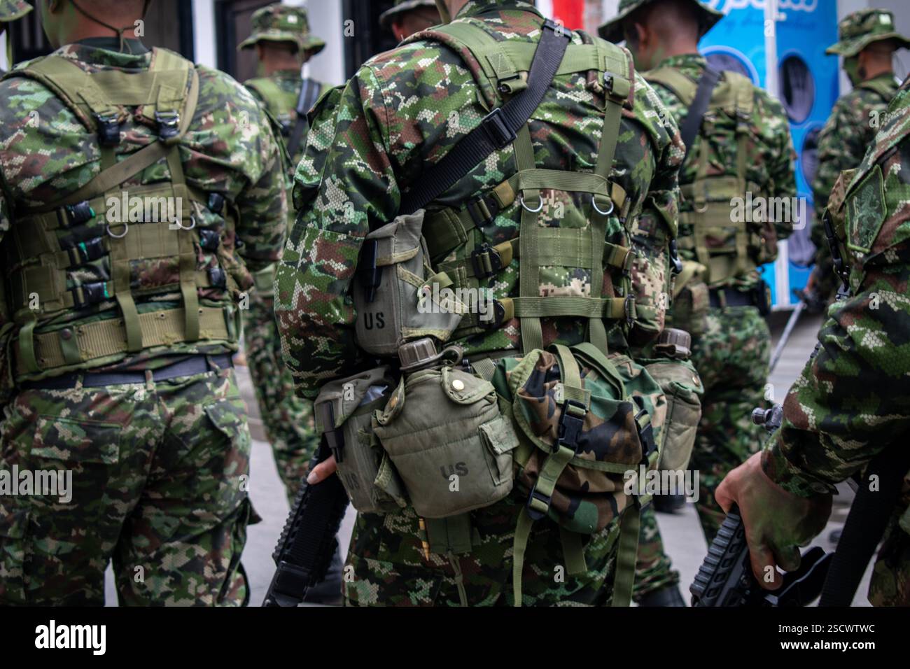 Colombian army patrolling the streets, military forces on urban patrol ...