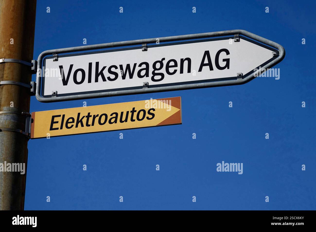 Wegweiser mit Volkswagen AG und Elektroautos Fotomontage: Wegweiser mit ...