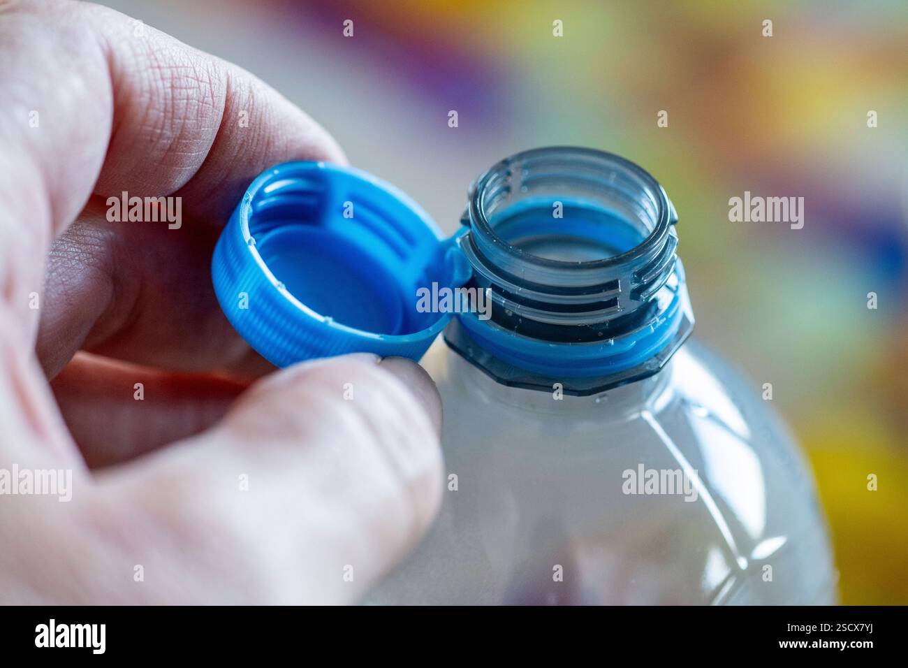 Plastik-Verschluss einer PET Getränkeflasche des Herstellers Ensinger Mineralquellen ...