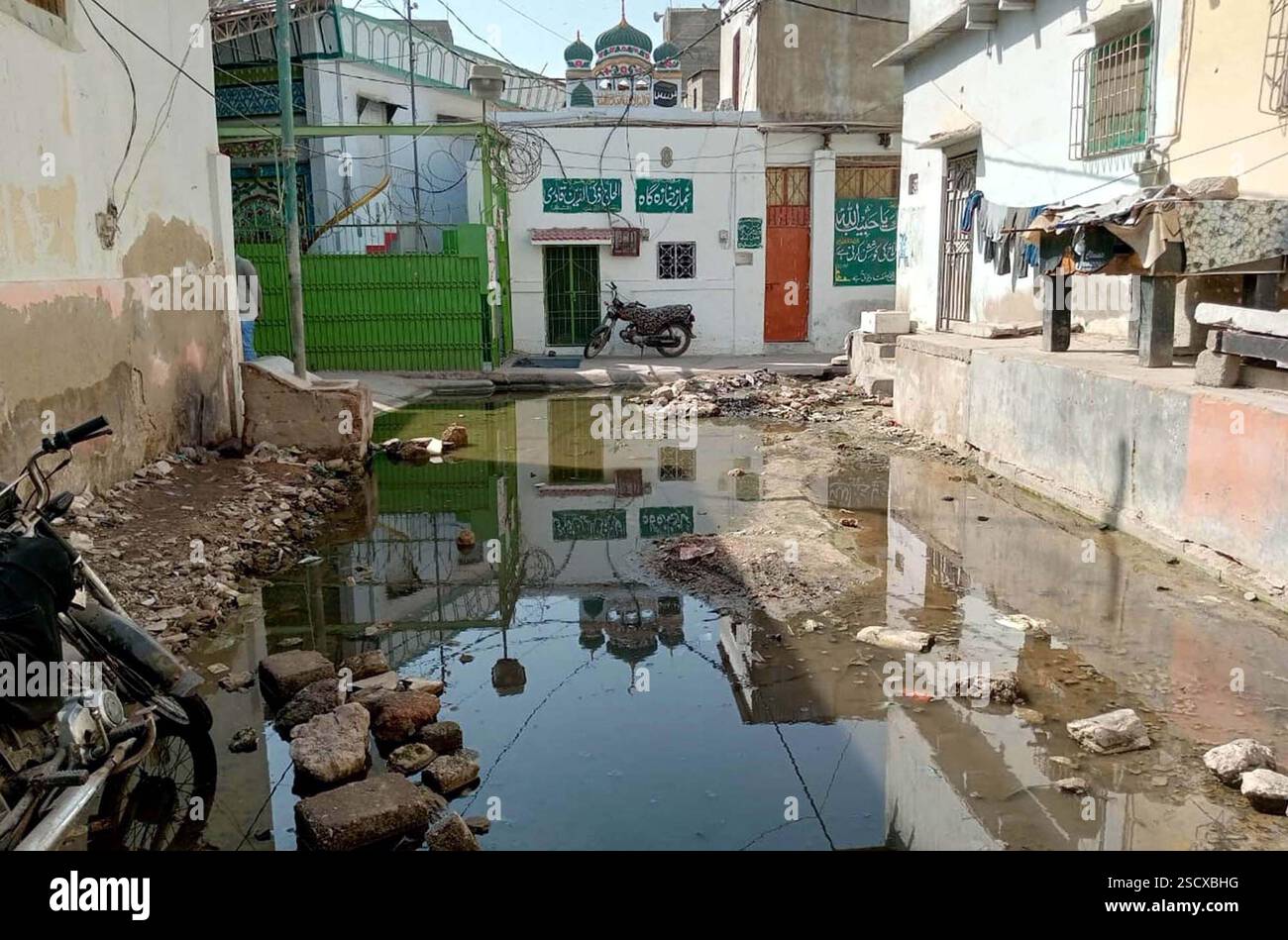 KARACHI, PAKISTAN, FEB 07: Inundated road by overflowing sewerage water ...