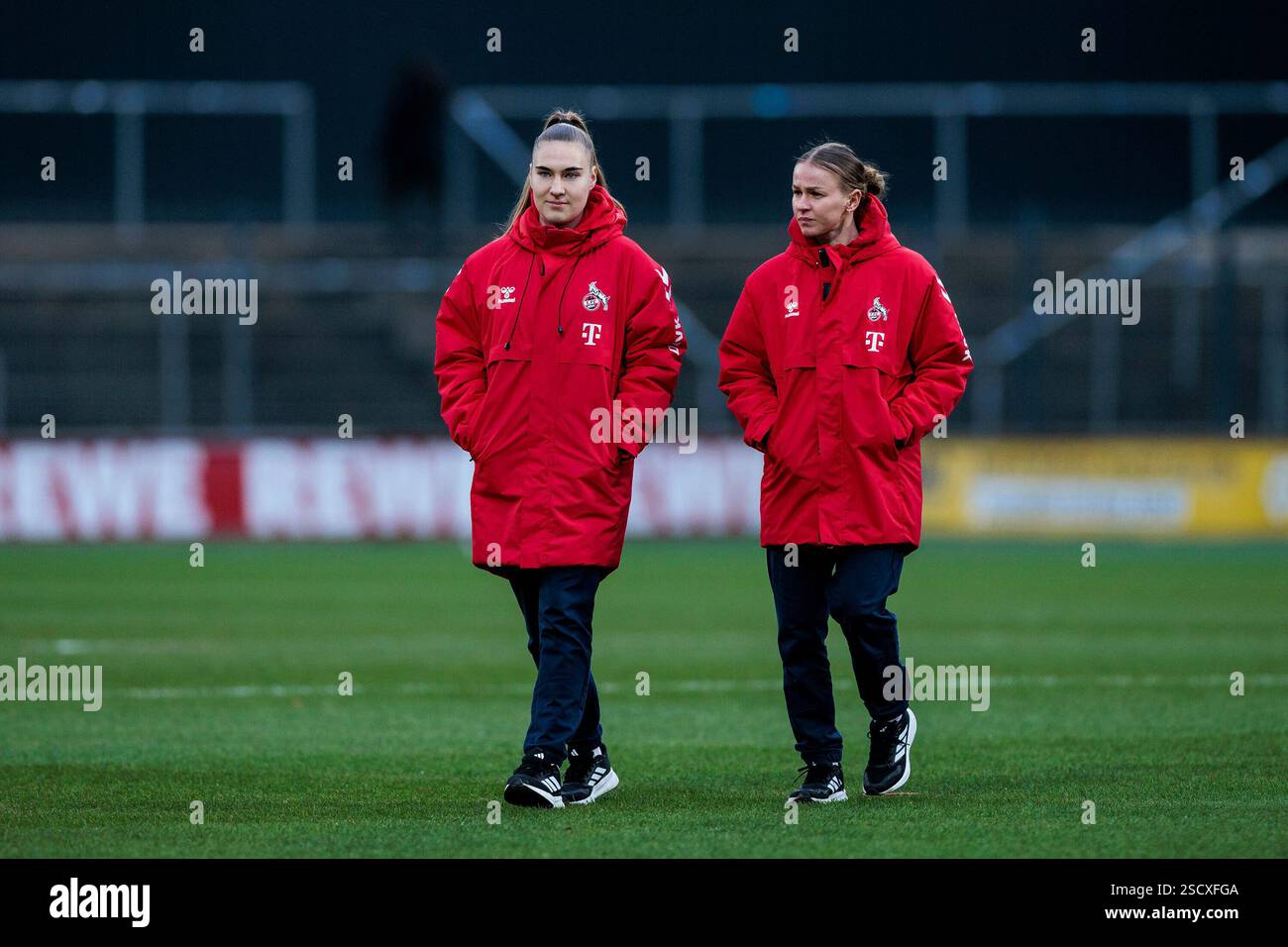 Alena Bienz (1. FC K?ln, 11), Laura Donhauser (1. FC K?ln, 25) w?hrend der Platzbegehung Google ...