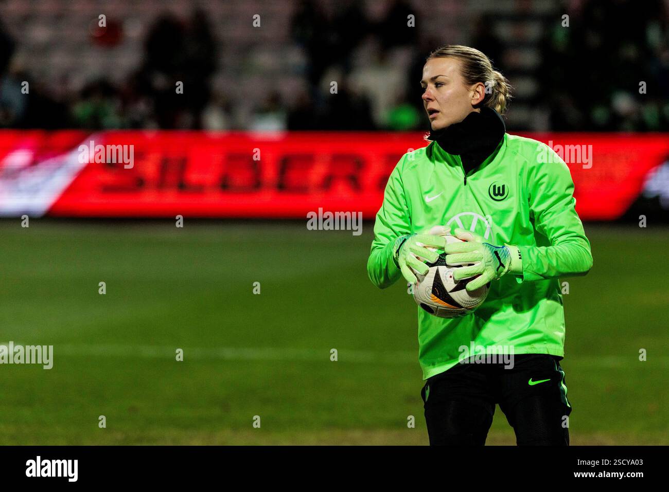 Merle Frohms (VfL Wolfsburg, 1) im Warm Up Google Pixel Frauen ...