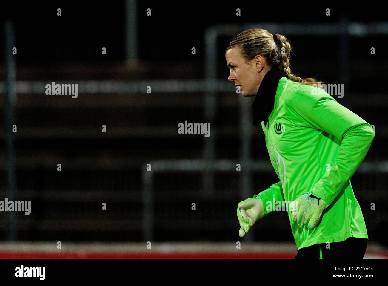Merle Frohms (VfL Wolfsburg, 1) im Warm Up Google Pixel Frauen ...
