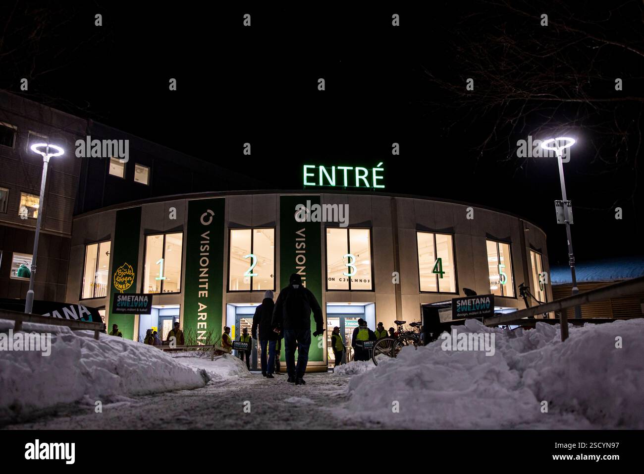 250207 Publiken utanför Visionite arena inför ishockeymatchen i ...