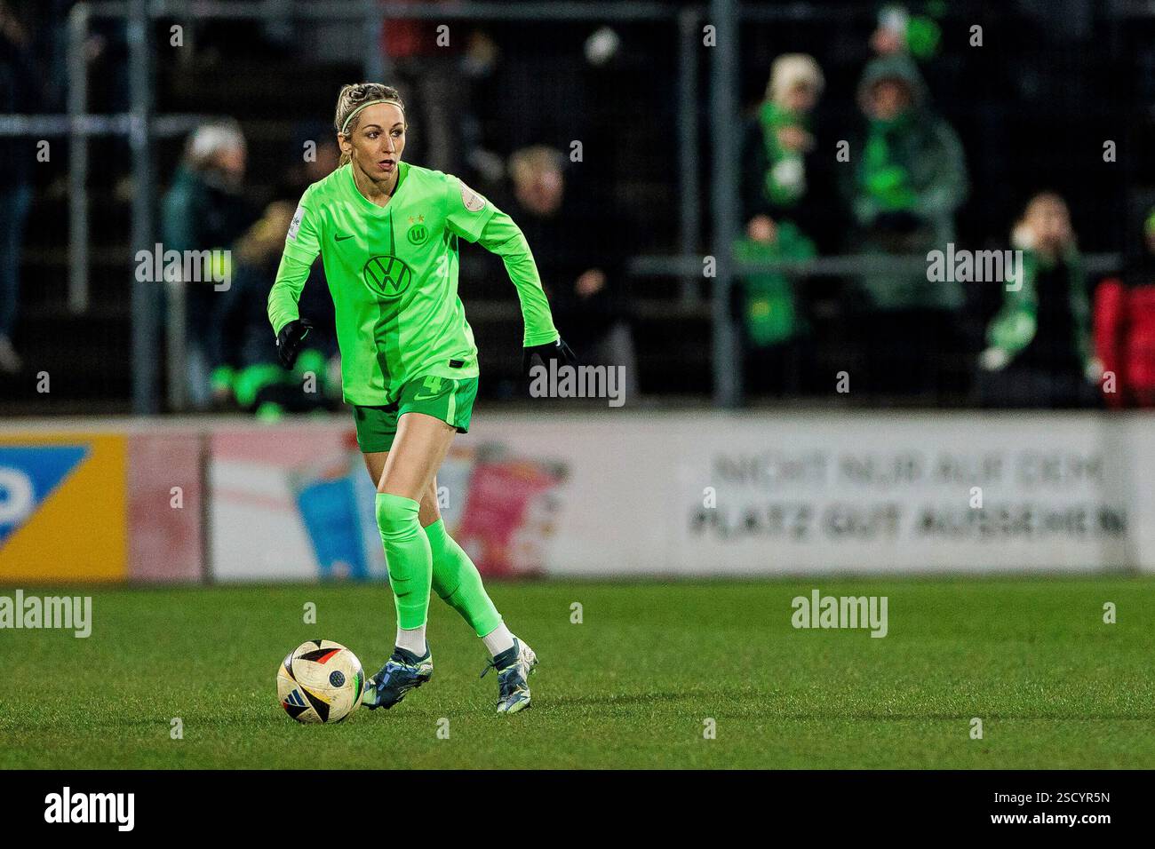 Kathy Hendrich (VfL Wolfsburg, 4) am Ball Google Pixel Frauen ...