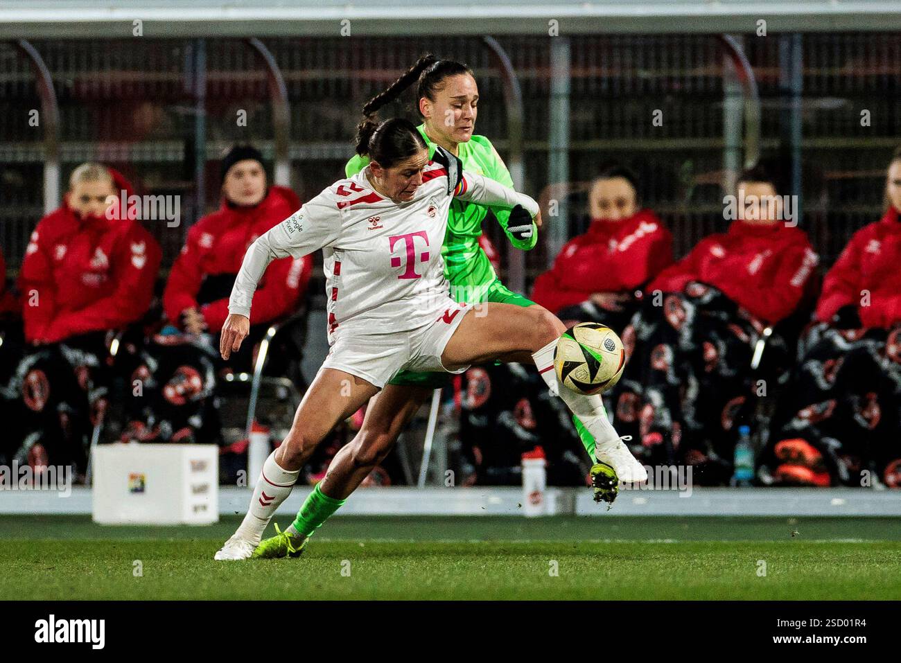 Zweikampf Laura Feiersinger (1. FC K?ln, 27), Caitlin Dijkstra (VfL Wolfsburg, 3) Google Pixel ...