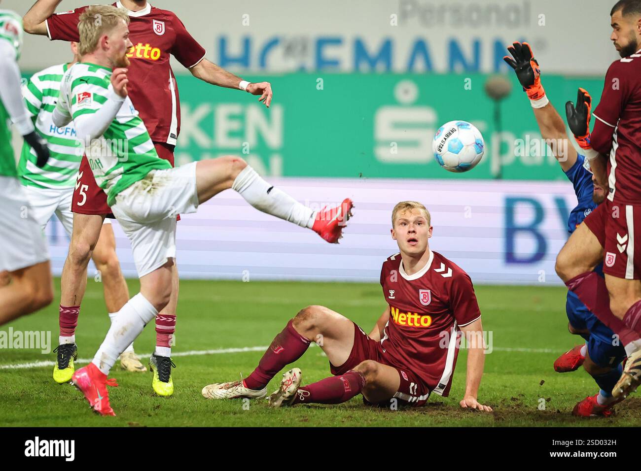 07 February 2025, Bavaria, Fürth: Soccer: Bundesliga 2, SpVgg Greuther ...