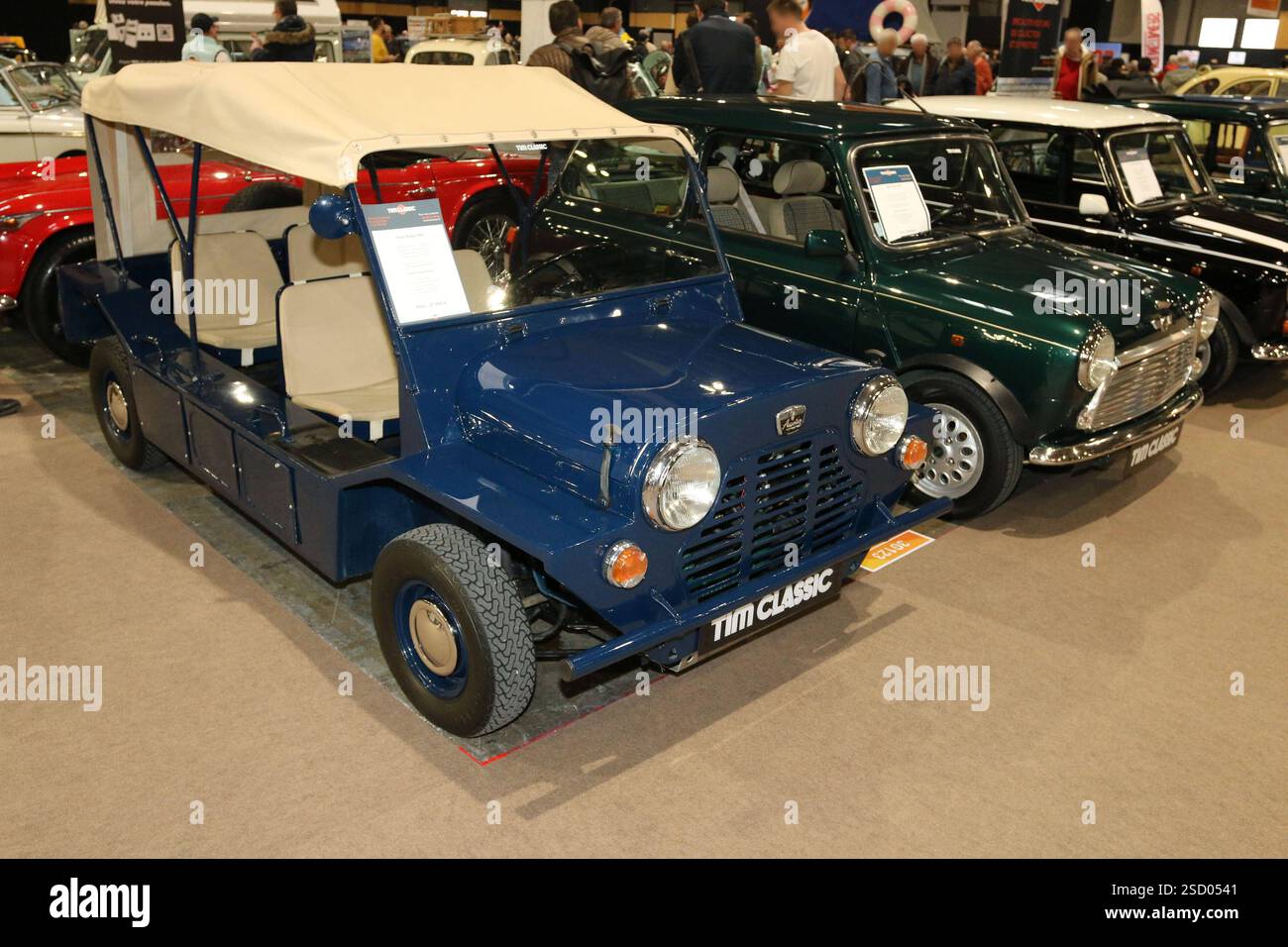 Mini Moke MK1 Baujahr 1965 vor mehreren klassischen Mini Cooper ...