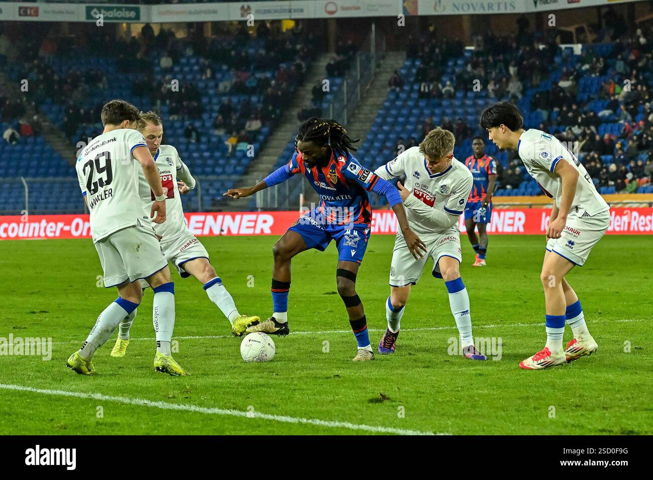 Romario Manuel Silva Baro (FC Basel, #08) am Ball und im Duell mit ...