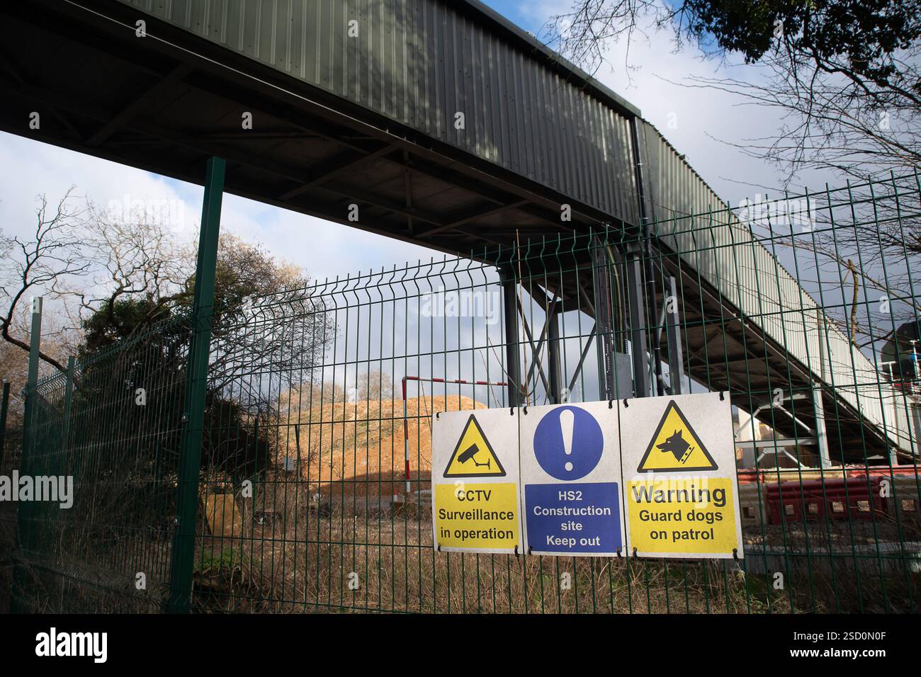 Wendover, UK. 6th February, 2025. HS2 warning signs for CCTV ...