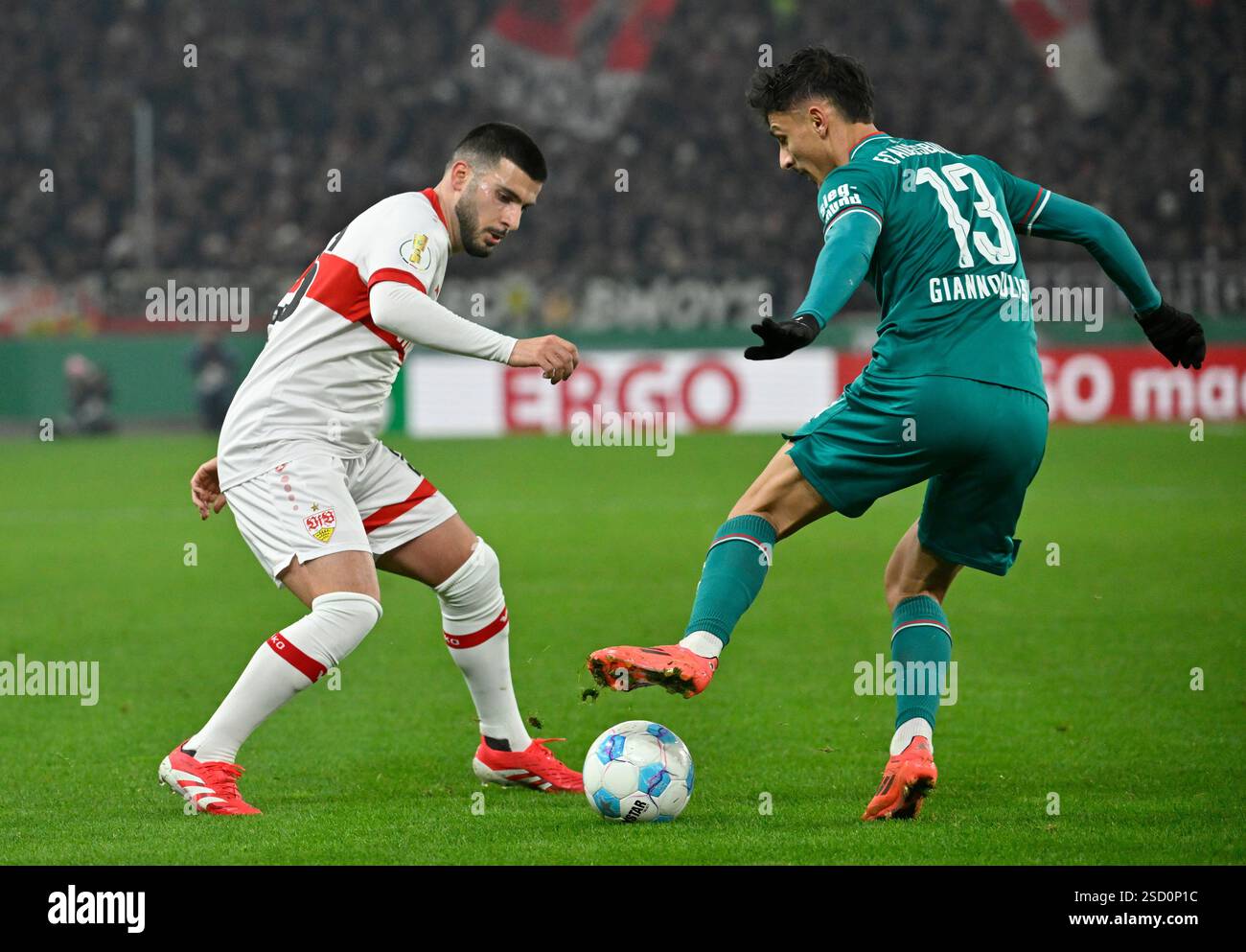 Stuttgart, Deutschland. 04th Feb, 2025. Zweikampf, Aktion Deniz Undav VfB Stuttgart (26) gegen ...
