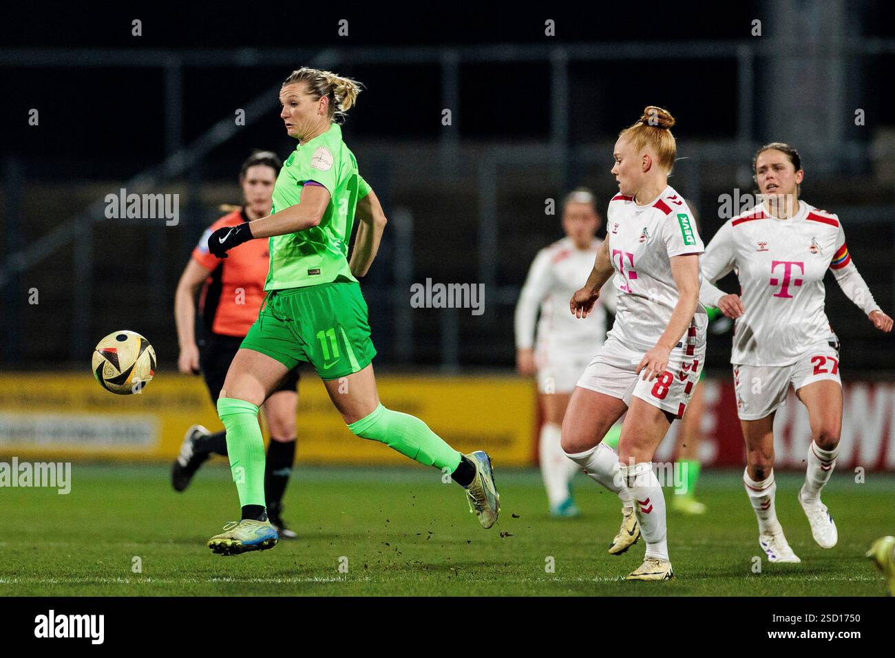 Zweikampf Alexandra Popp (VfL Wolfsburg, 11), Laura Vogt (1. FC K?ln, 8) Google Pixel Frauen ...