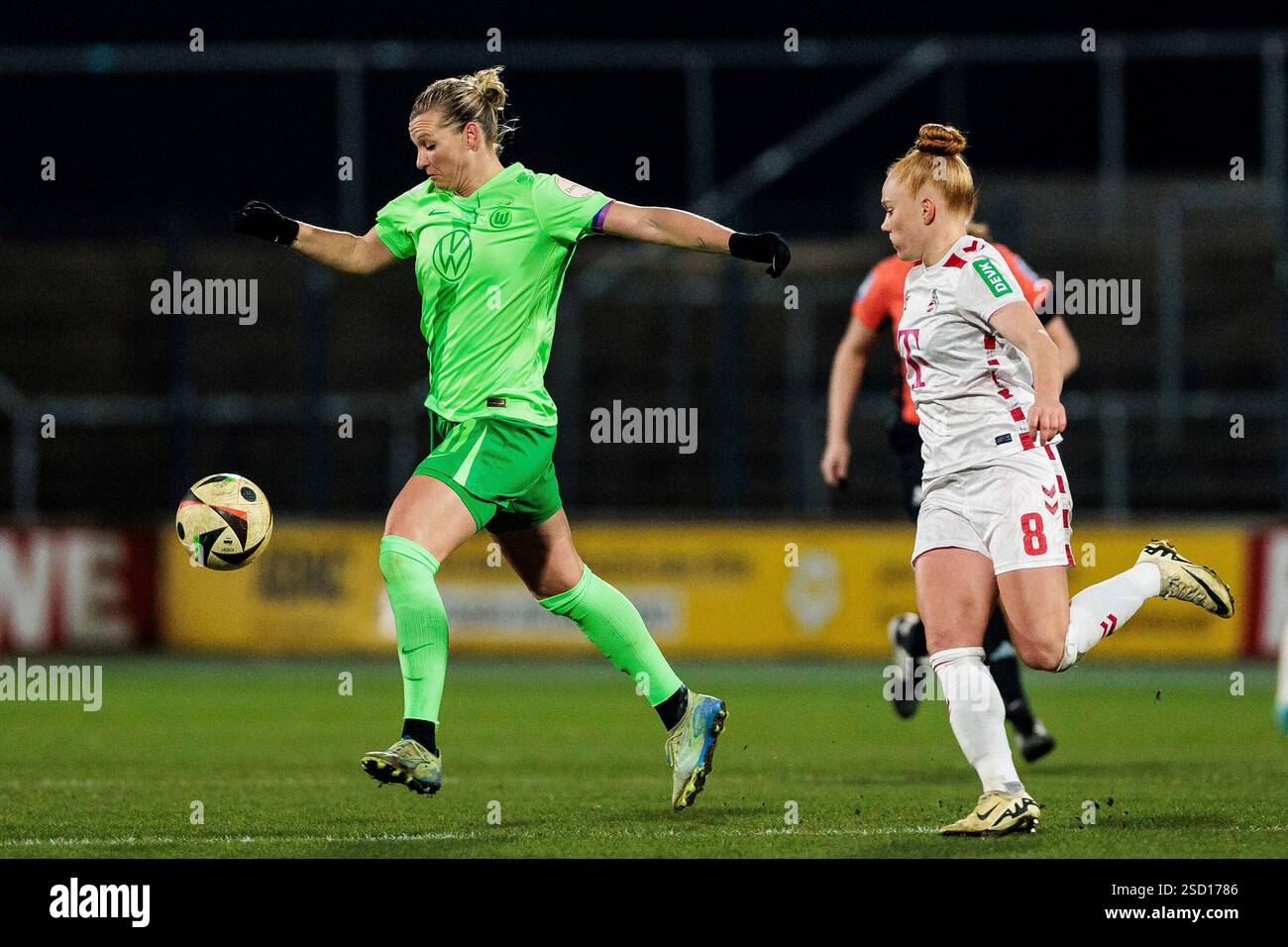 Zweikampf Alexandra Popp (VfL Wolfsburg, 11), Laura Vogt (1. FC K?ln, 8 ...