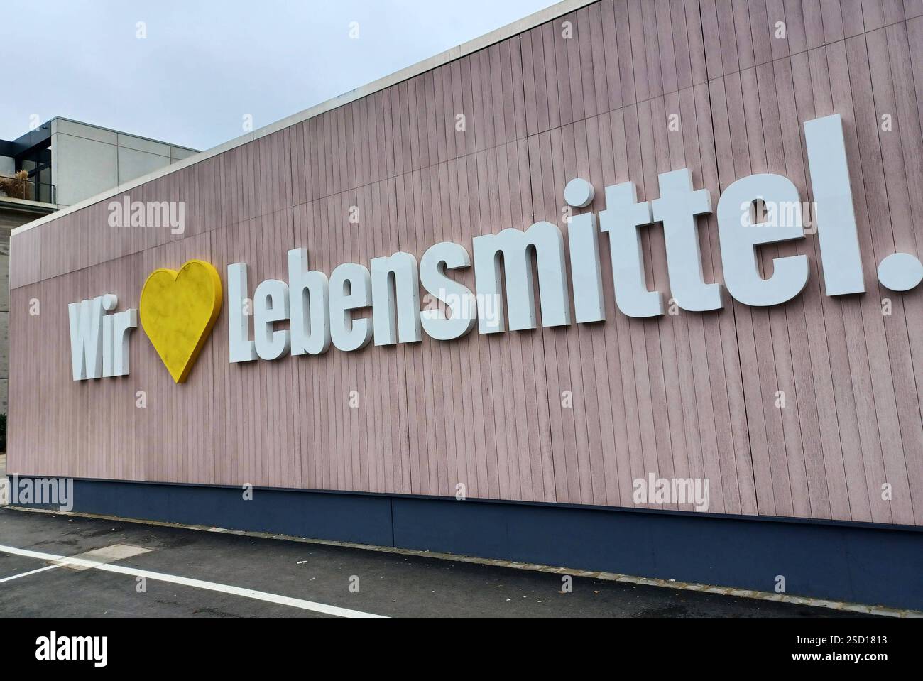 Feature / Symbol: Fassade eines Edeka-Marktes 12/24 thg Außenwand einer ...