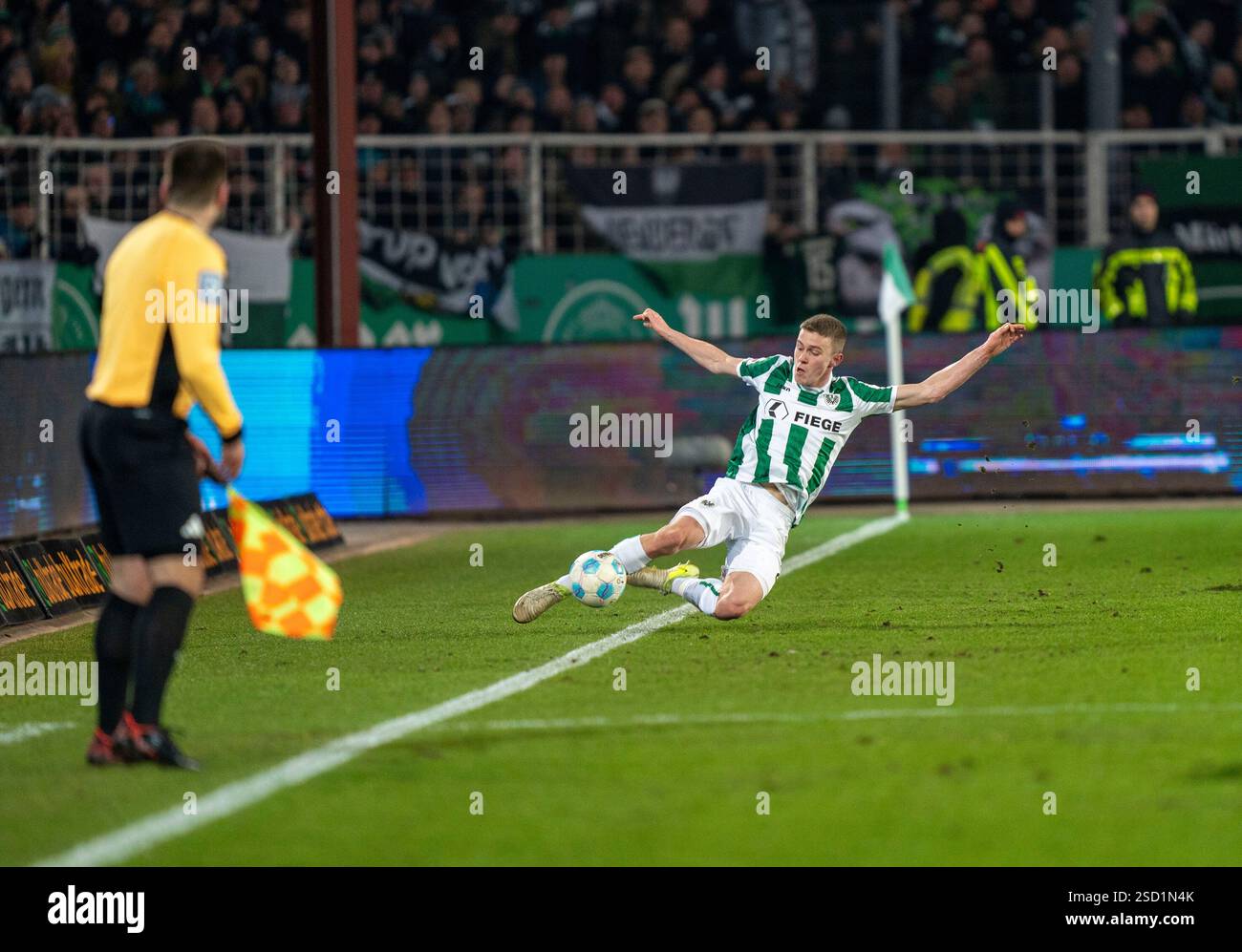 Jano ter Horst (SC Preussen Muenster, #27) klärt den Ball vor der ...