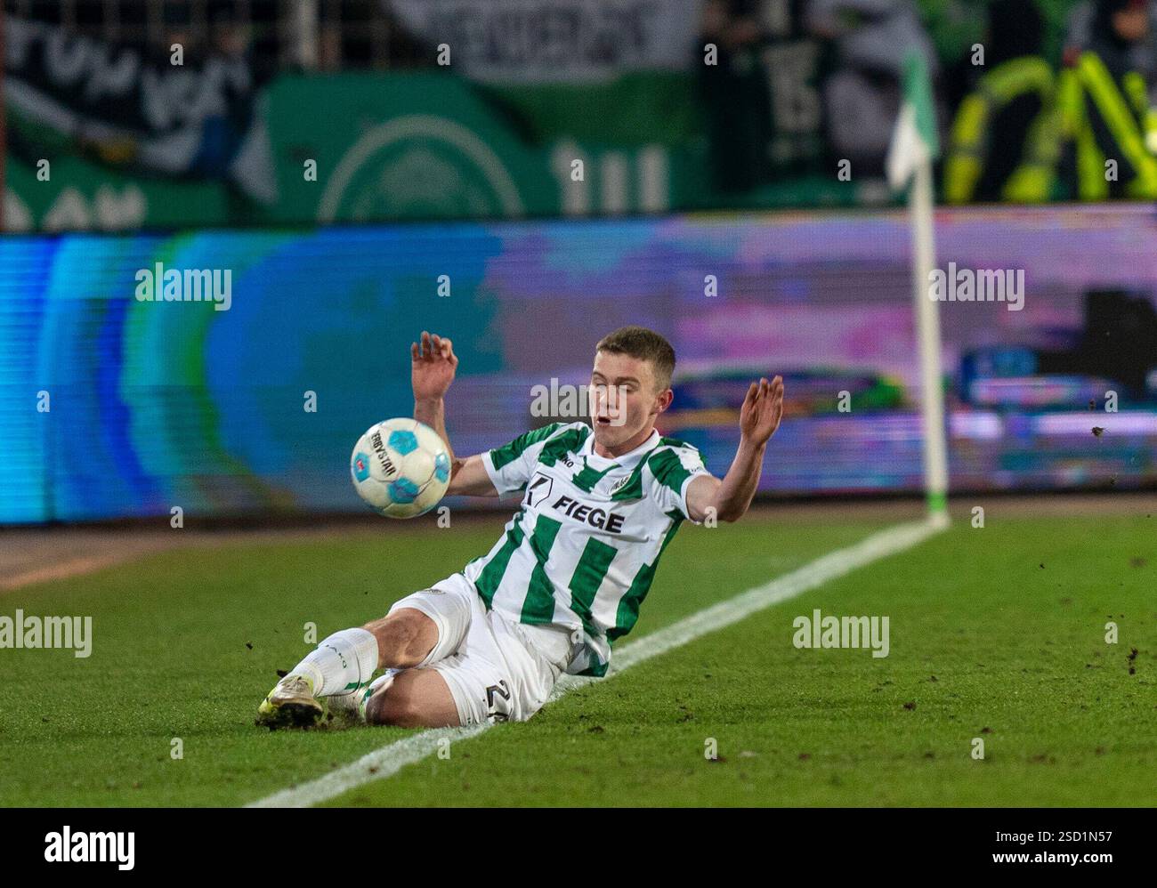 Jano ter Horst (SC Preussen Muenster, #27) klärt den Ball vor der ...