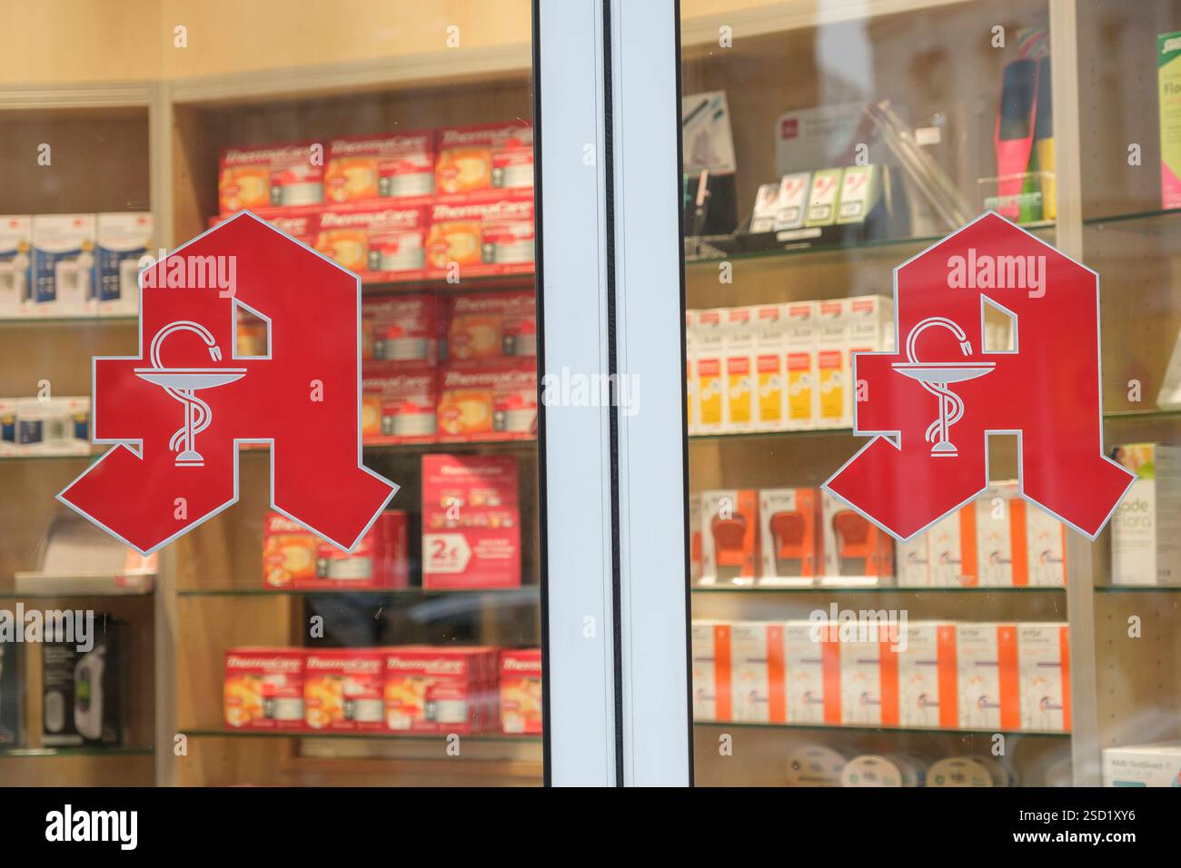 Apothekensymbol an einer Apotheke in Köln *** Pharmacy symbol and green ...