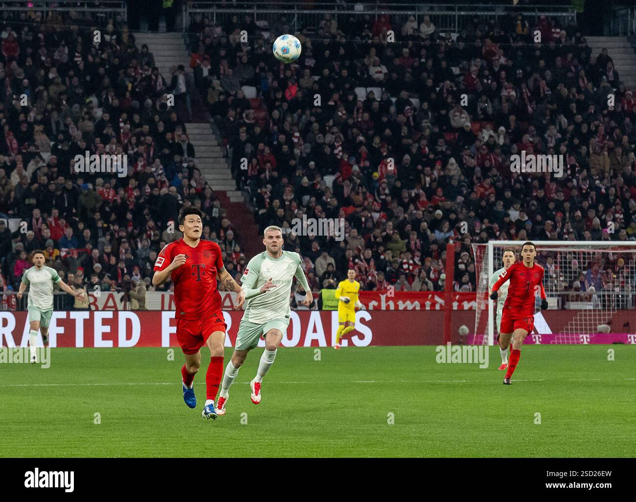 Kampf um den Ball / Zweikampf zwischen Minjae Kim (FC Bayern Muenchen ...