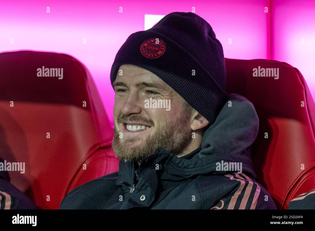 Eric Dier (FC Bayern Muenchen, #15) nimmt zu Beginn des Spiels lachend ...