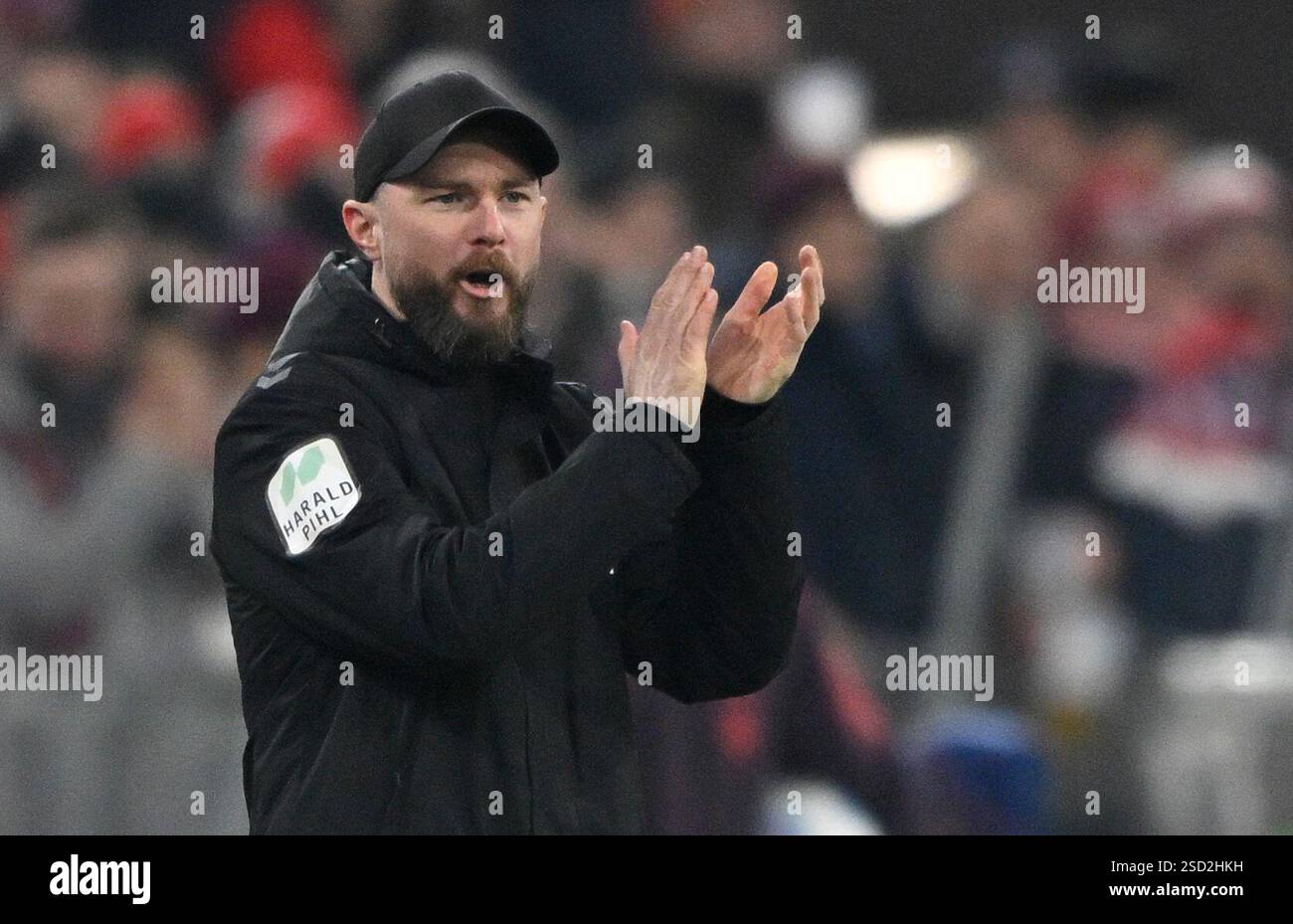 Co-Trainer Patrick Kohlmann SV Werder Bremen SVW am Spielfeldrand Gestik Geste klatscht ...