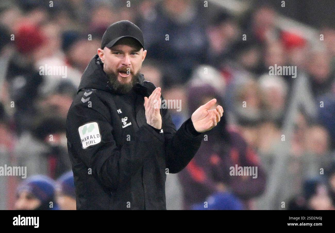 Co-Trainer Patrick Kohlmann SV Werder Bremen SVW am Spielfeldrand Gestik Geste klatscht ...