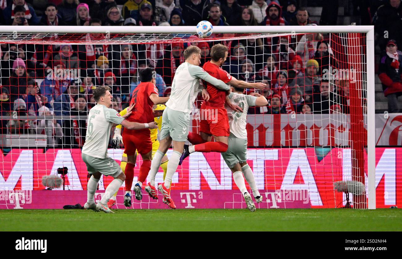 Strafraumszene, Torraumszene Kopfballduell Zweikampf Aktion Harry Kane FC Bayern Muenchen FCB ...