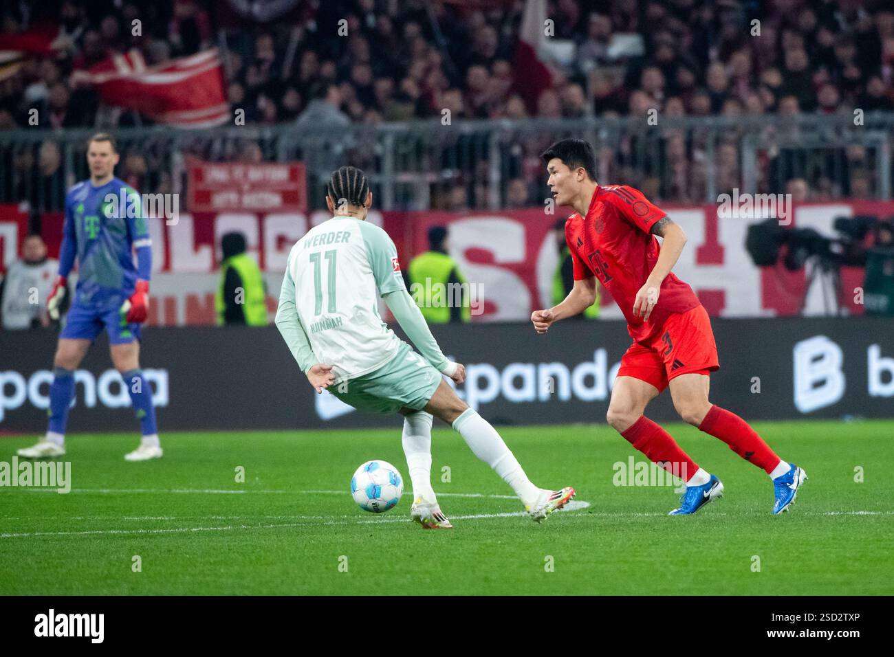 Min-Jae Kim (FC Bayern Muenchen, #03) im Zweikampf mit Justin Njinmah ...