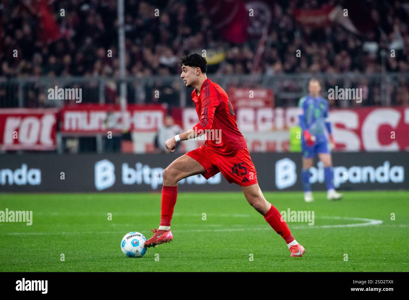 Aleksandar Pavlovic (FC Bayern Muenchen, #45) am Ball, GER, FC Bayern ...