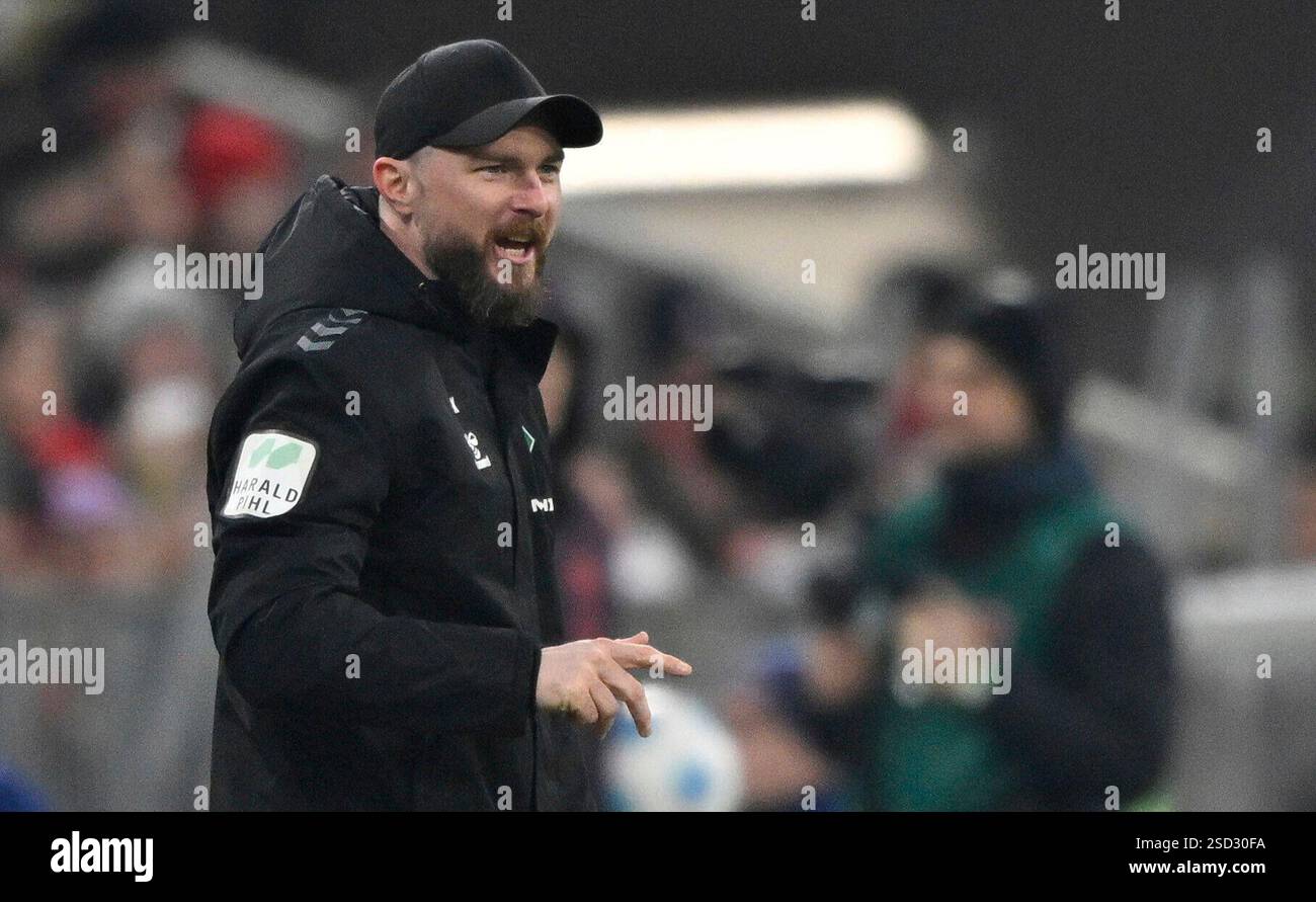 Co-Trainer Patrick Kohlmann SV Werder Bremen SVW am Spielfeldrand Gestik Geste FC Bayern ...