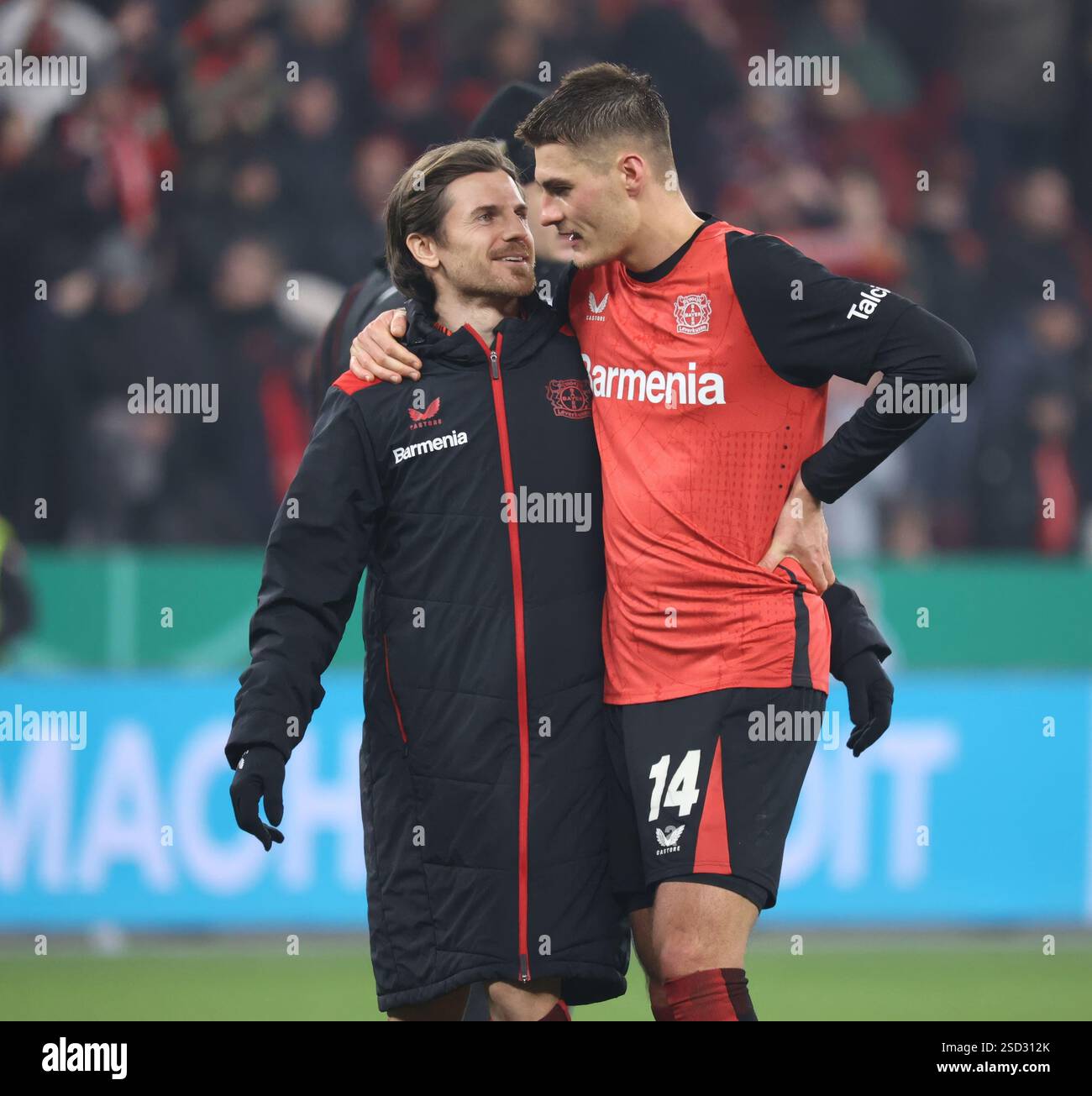 Leverkusen, Deutschland. 05th Feb, 2025. Patrick Schick (Bayer, R) mit Jonas Hofmann (Bayer ...