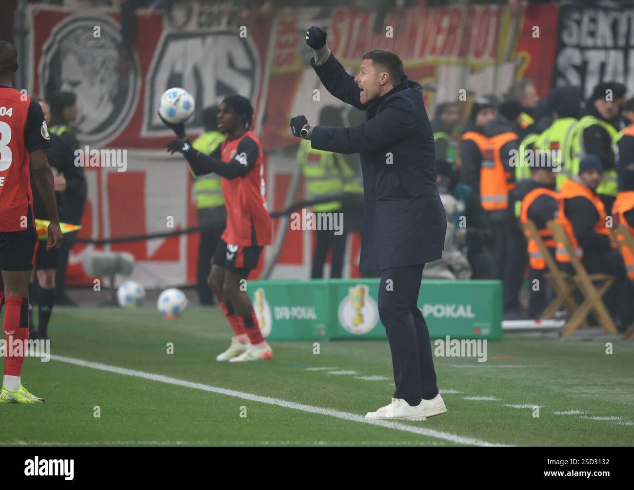 Leverkusen, Deutschland. 05th Feb, 2025. Cheftrainer Xabier Alonso ...