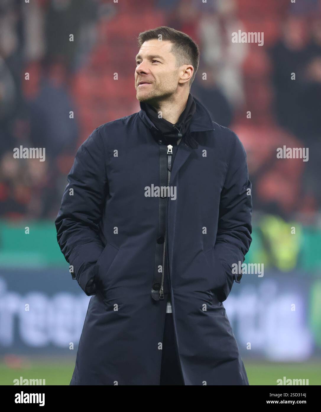 Leverkusen, Deutschland. 05th Feb, 2025. Cheftrainer Xabier Alonso ...
