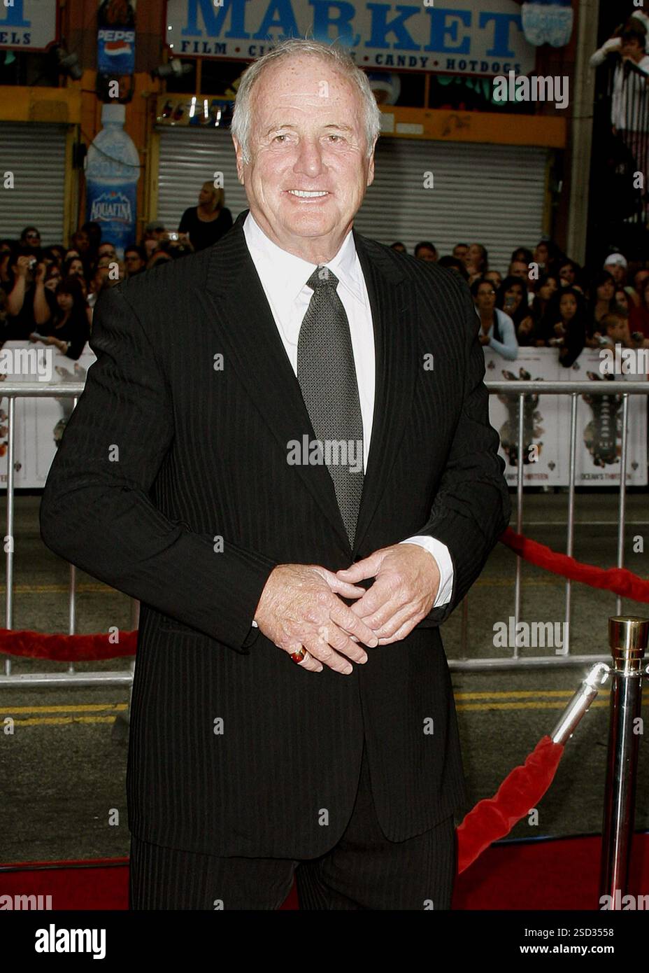 Jerry Weintraub at the Los Angeles remiere of 'Ocean's Thirteen' held ...