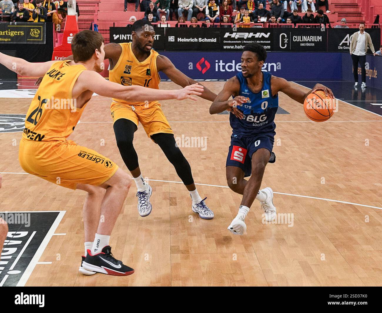 Samuel Idowu (Tigers Tuebingen #10), Elijah Jahi Miller (Eisbaeren ...