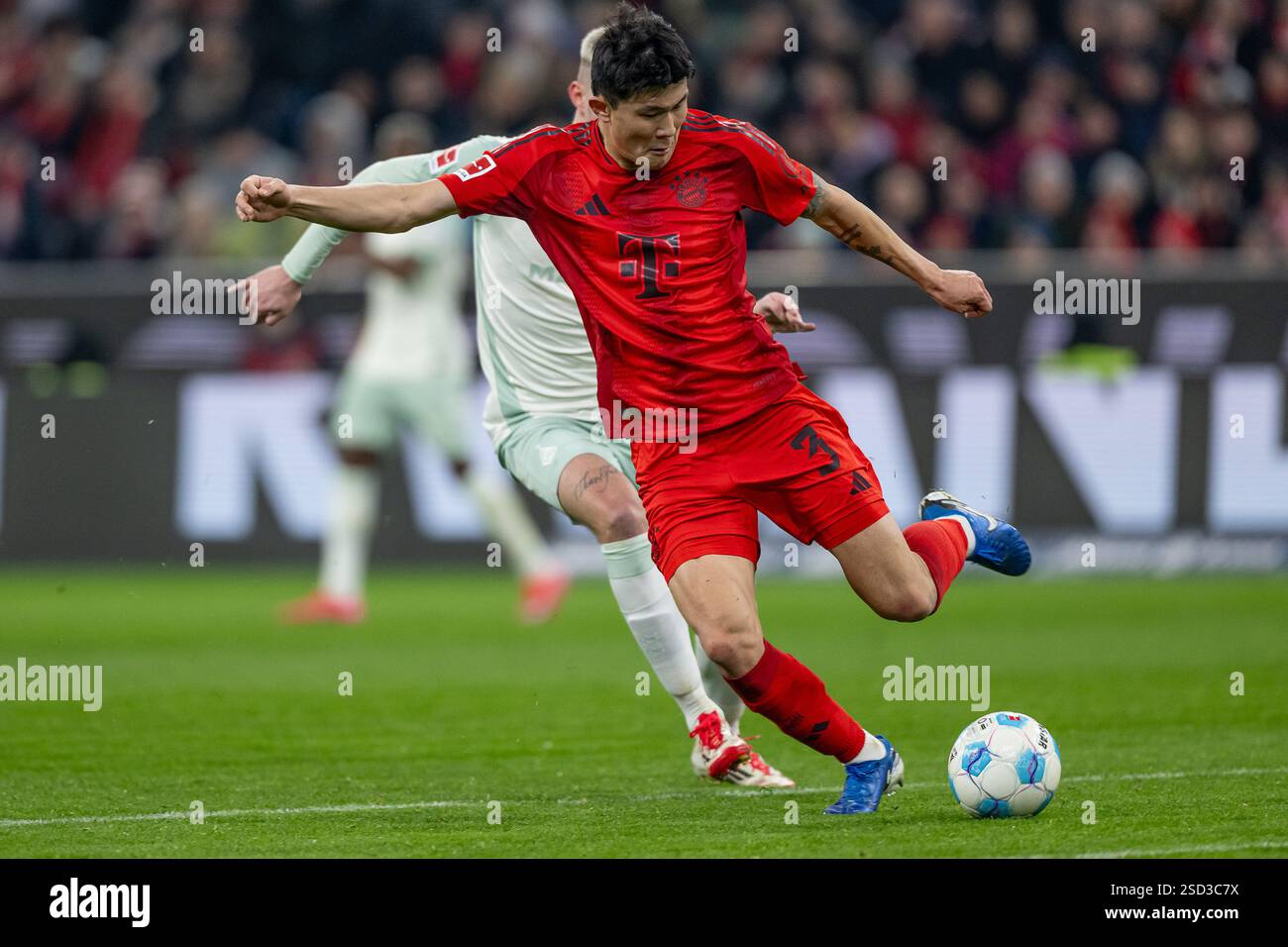 Kampf um den Ball / Zweikampf zwischen Minjae Kim (FC Bayern Muenchen ...