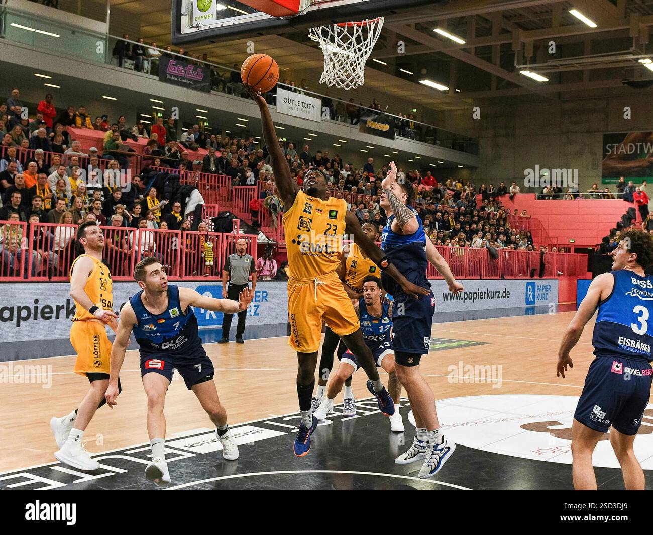 Melkisedek Moreaux (Tigers Tuebingen #23), Tigers Tuebingen vs. Eisbaeren Bremerhaven ...