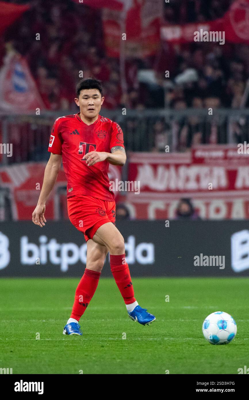 Min-Jae Kim (FC Bayern Muenchen, #03) am Ball, GER, FC Bayern Muenchen ...