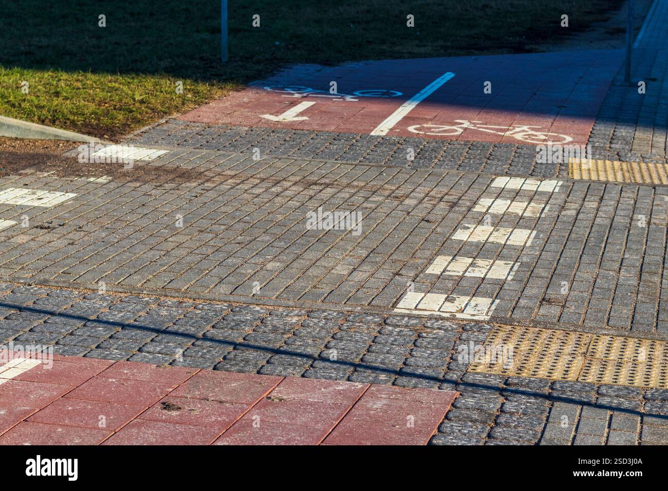 Jogging, walking, cycling path in the park Stock Photo - Alamy