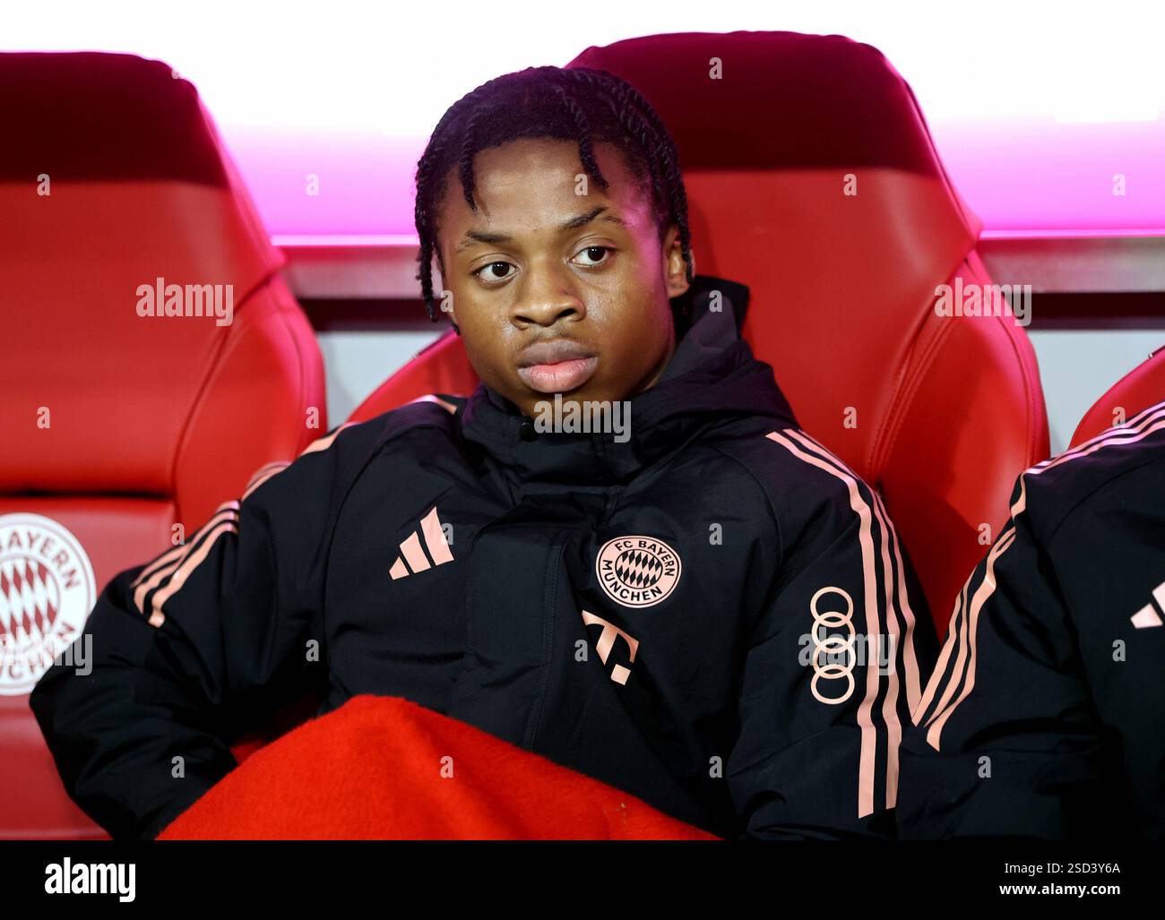 Wisdom mike fc bayern münchen sitzend auf der auswechselbank hi-res ...