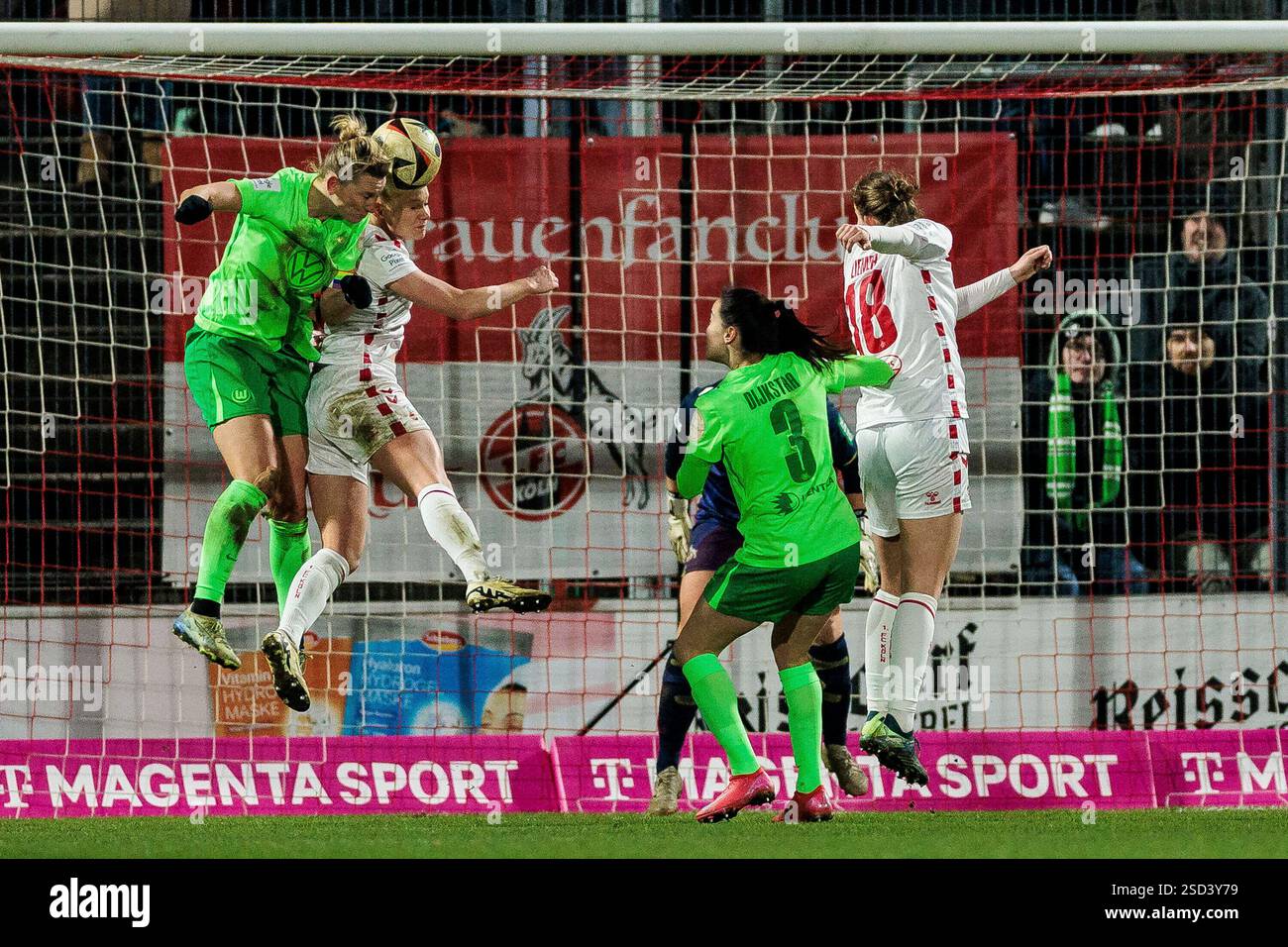 Kopfballduell Alexandra Popp (VfL Wolfsburg, 11), Laura Vogt (1. FC K ...