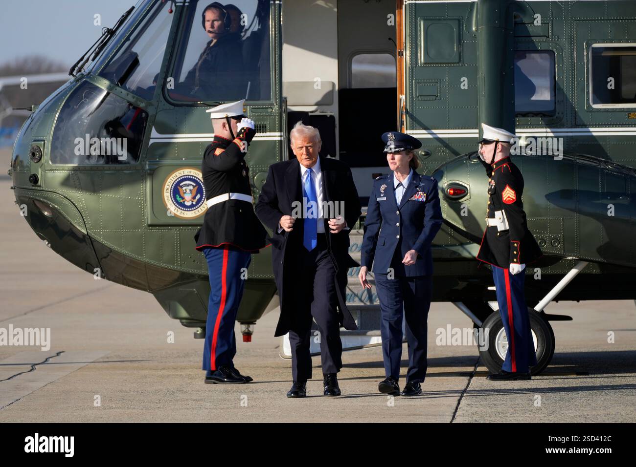 President Donald Trump walks from Marine One to board Air Force One ...