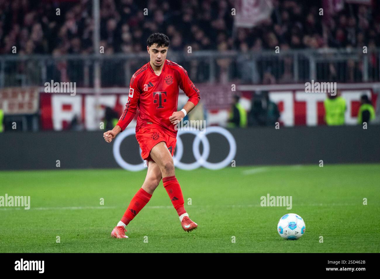 Aleksandar Pavlovic (FC Bayern Muenchen, #45) am Ball, GER, FC Bayern ...