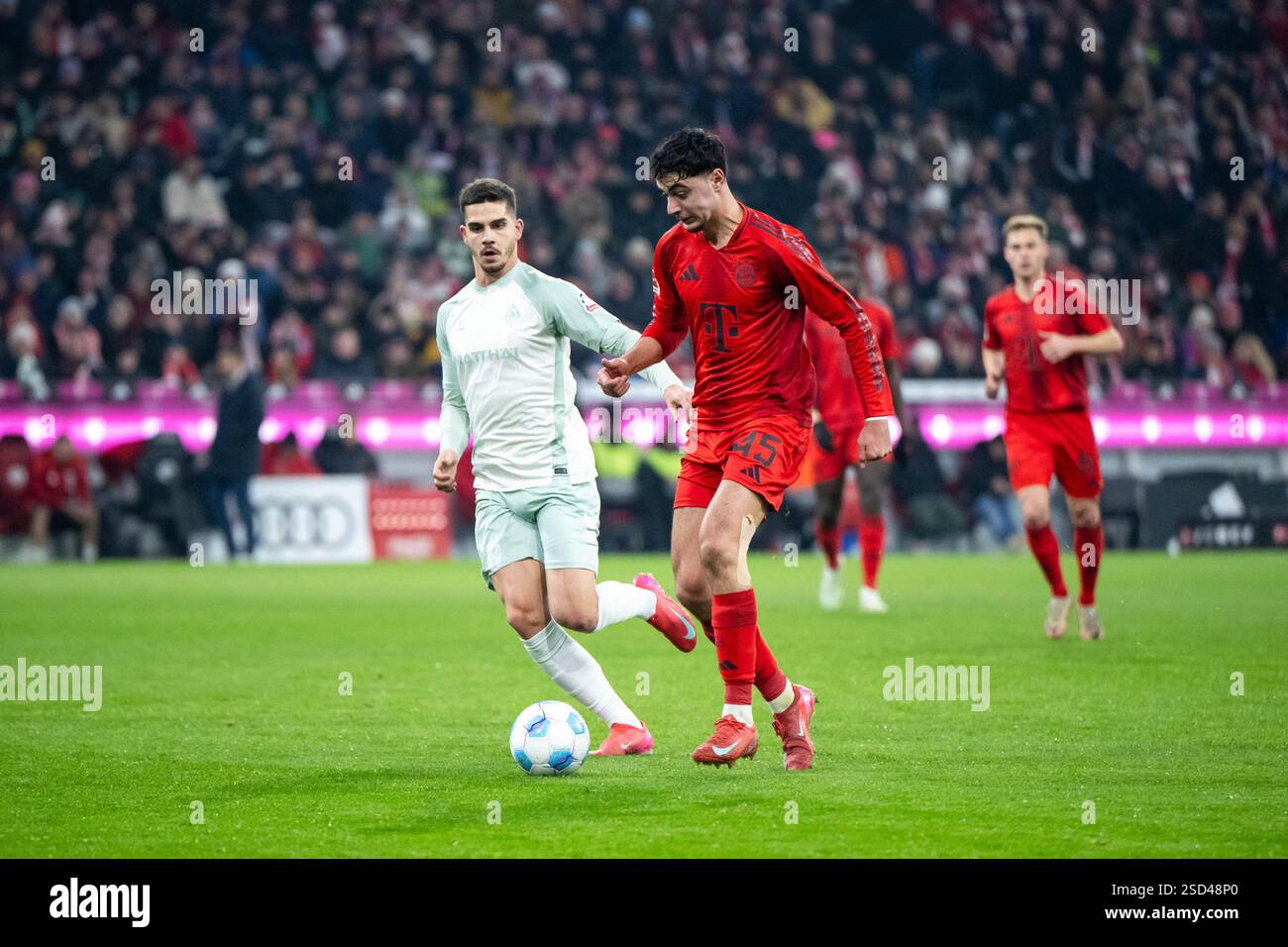 Aleksandar Pavlovic (FC Bayern Muenchen, #45) im Zweikampf mit Andre ...
