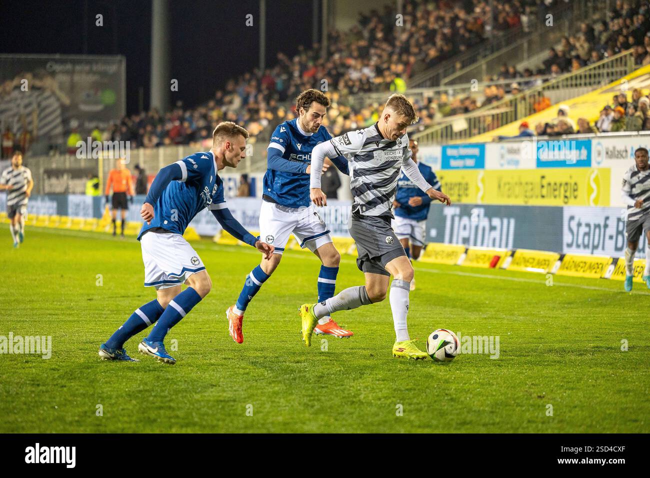 Sandhausen, Deutschland. 07th Feb, 2025. David Otto (SV Sandhausen, #17), Christopher Lannert ...